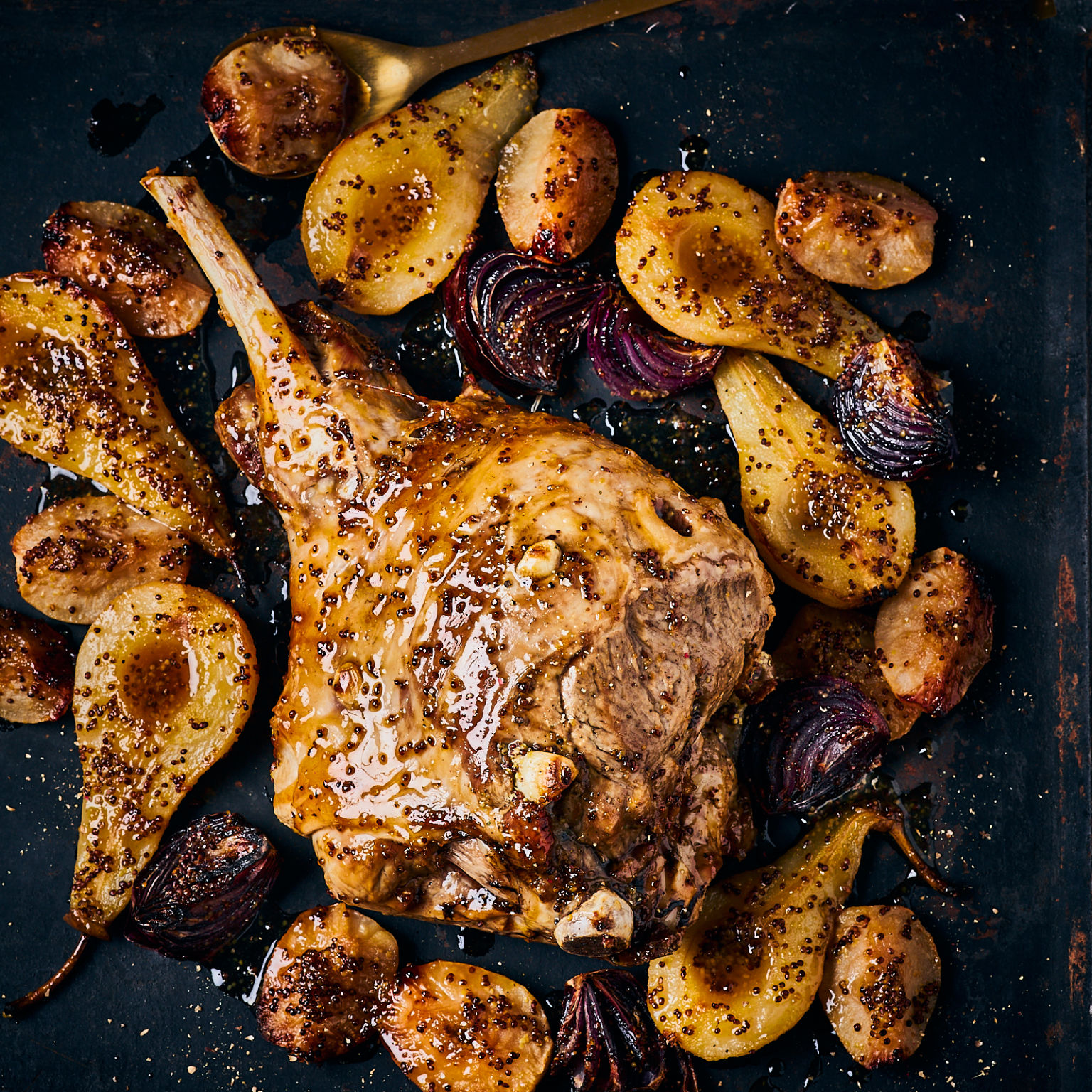 Gigot d'agneau rôti au sirop d'érable, cuit avec des pommes et des ...
