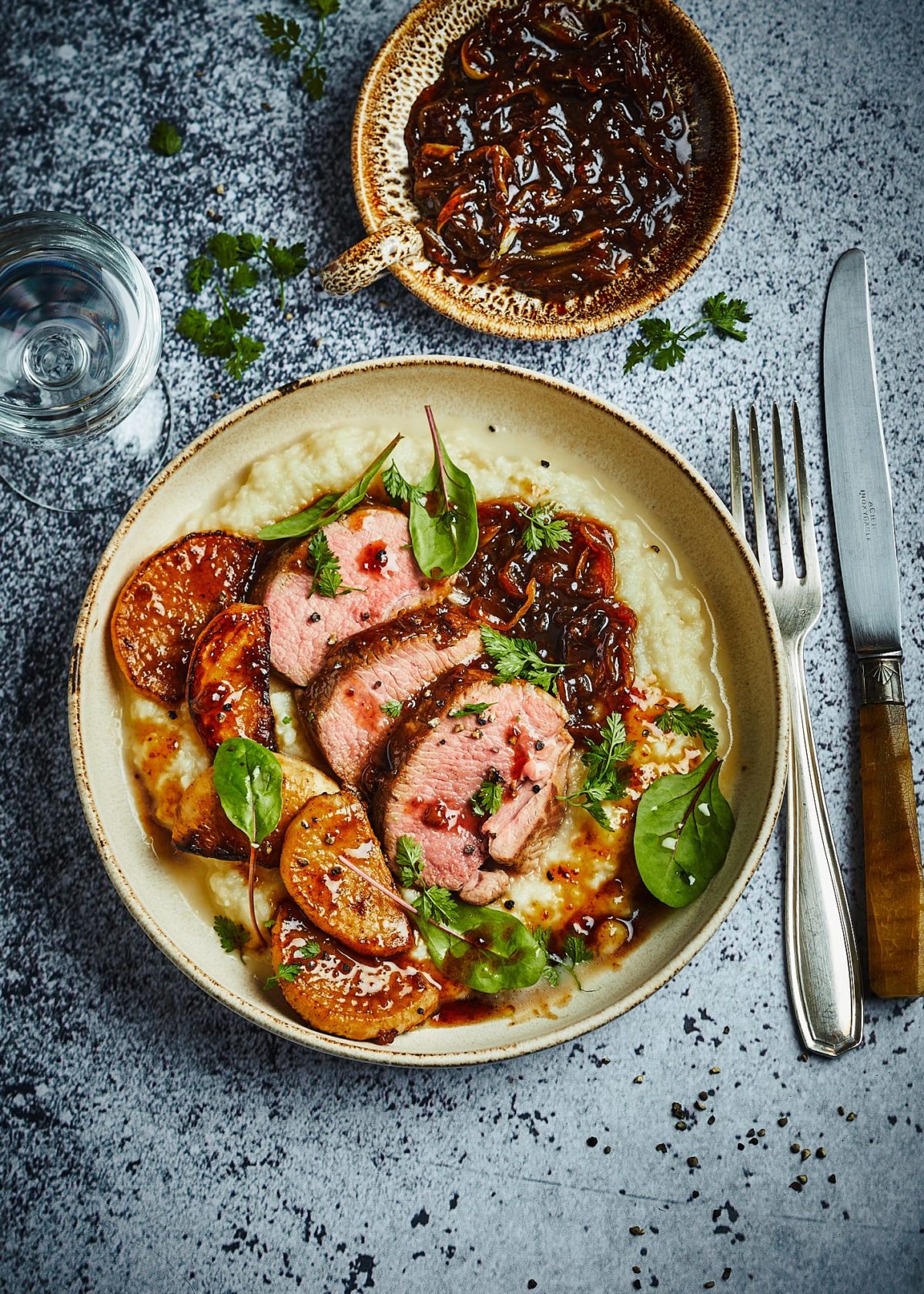 Filet d’agneau laqué au sirop d’érable, purée de céleri rave et petits ...