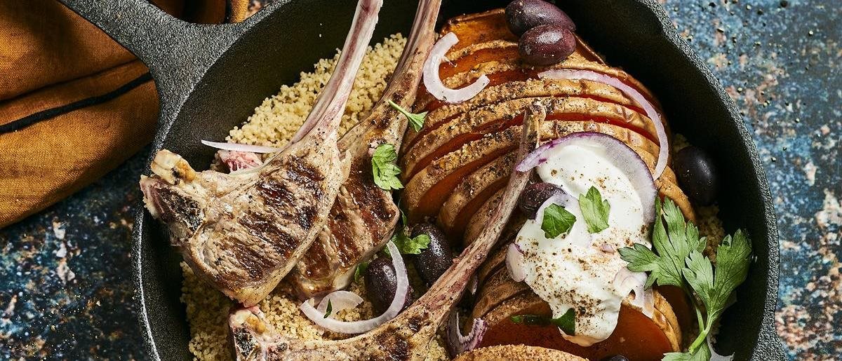 Côtelettes d’agneau aux 4 épices et à l’olive, servies avec de la ...