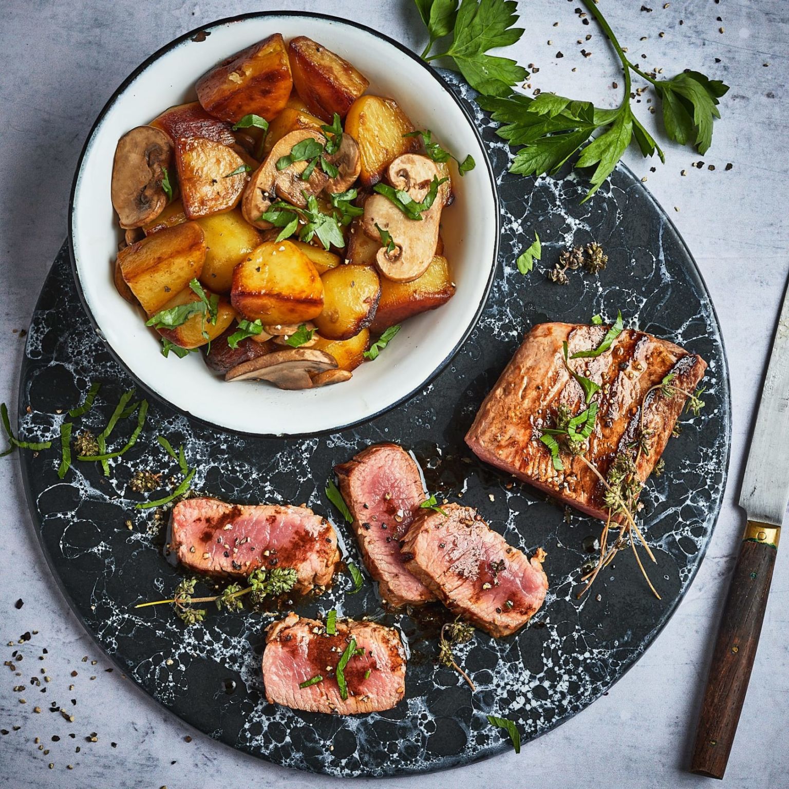Tagliata de filet d’agneau au vinaigre balsamique, poêlée de pommes de ...