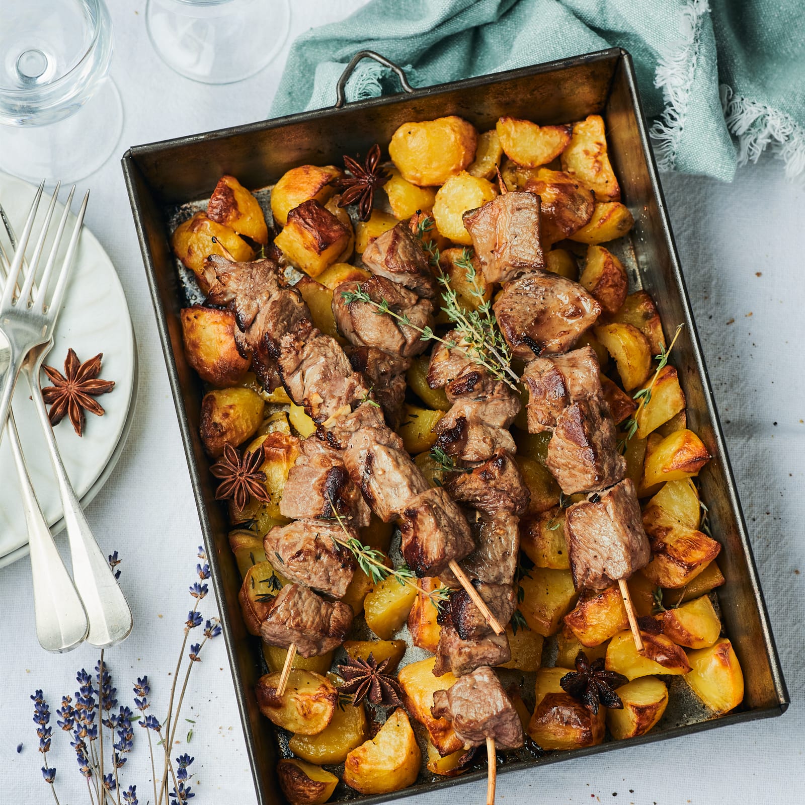 Brochettes d’agneau à l’ail et à l’anis étoilé et pommes de terre ...
